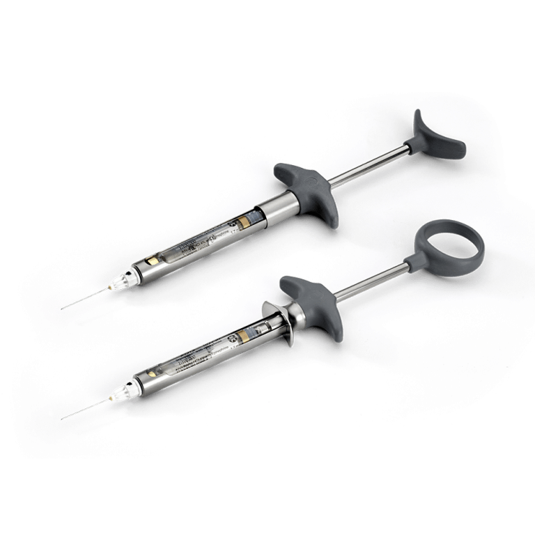 Self-aspirating syringe for comfortable handling and optimal control